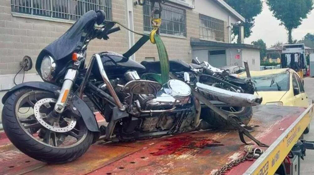 Incidente fatale sull'autostrada A7. Auto tampona moto: muoiono ... Incidente fatale sull'autostrada A7. Auto tampona moto: muoiono ...