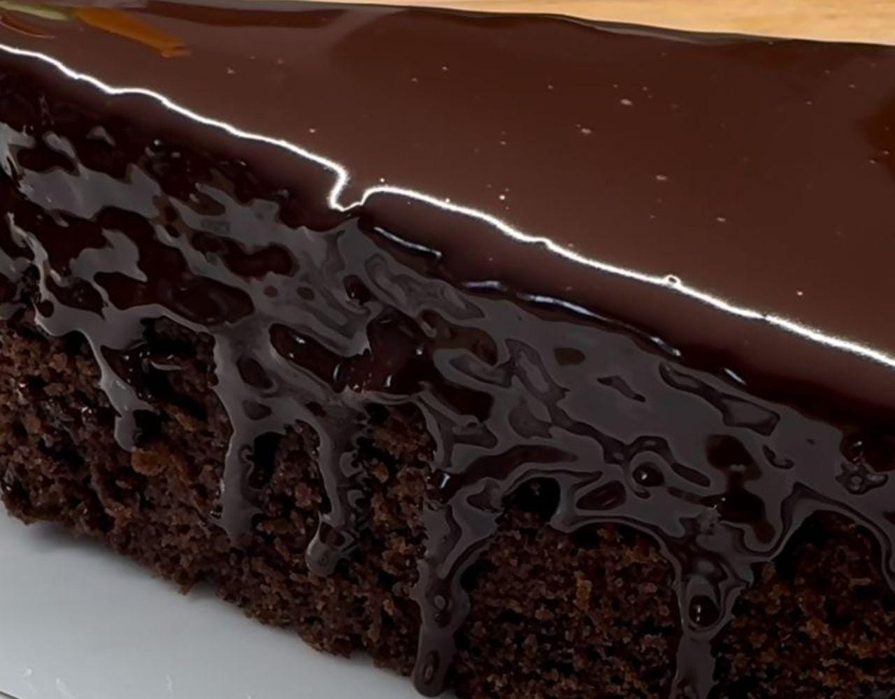 Basta sujar apenas um tacho para preparar este bolo de chocolate ...