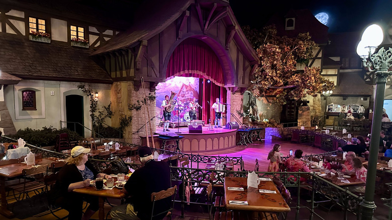14 Best Group-Friendly Restaurants At Disney World