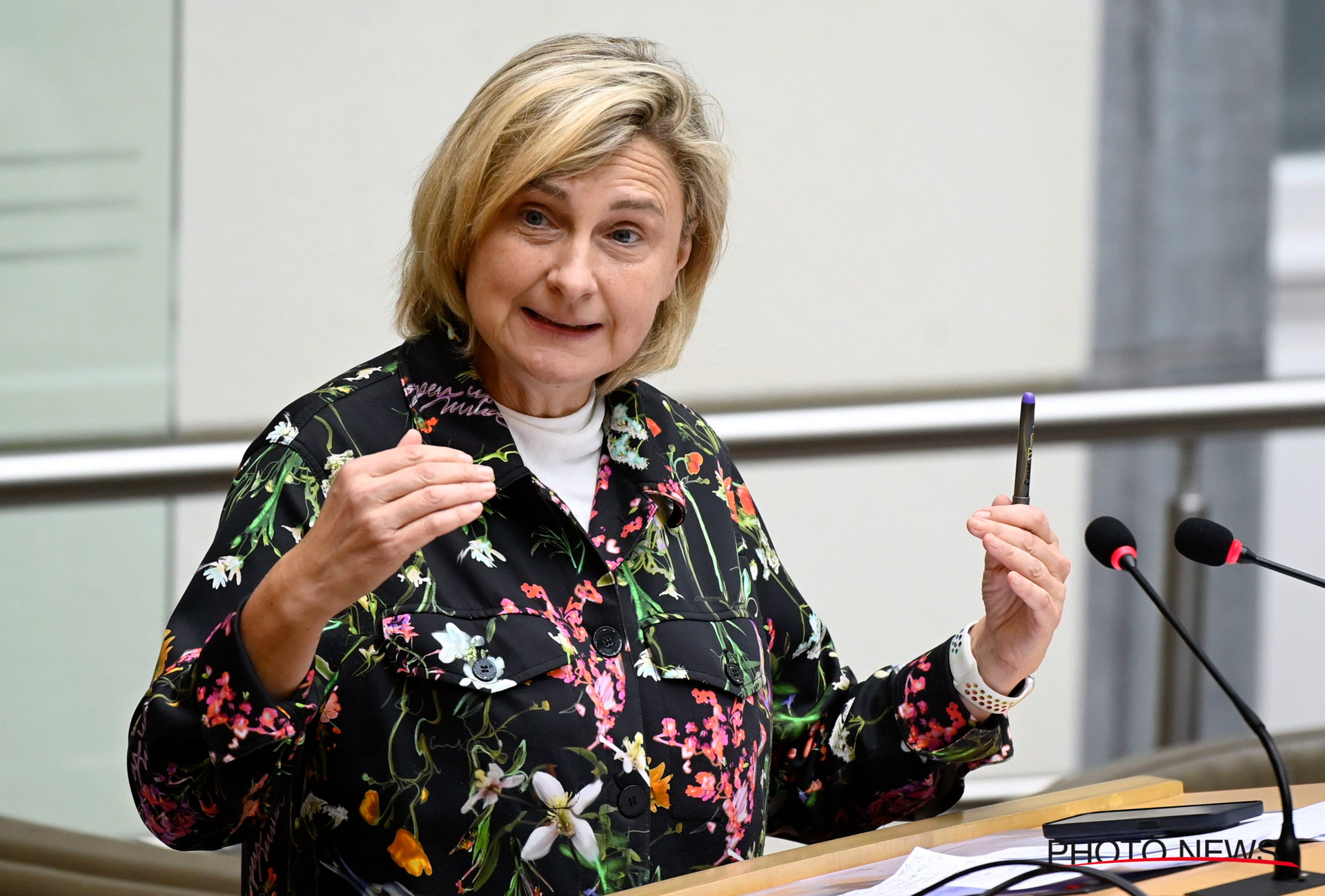 Wil Hilde Crevits ambtenaren straffen?