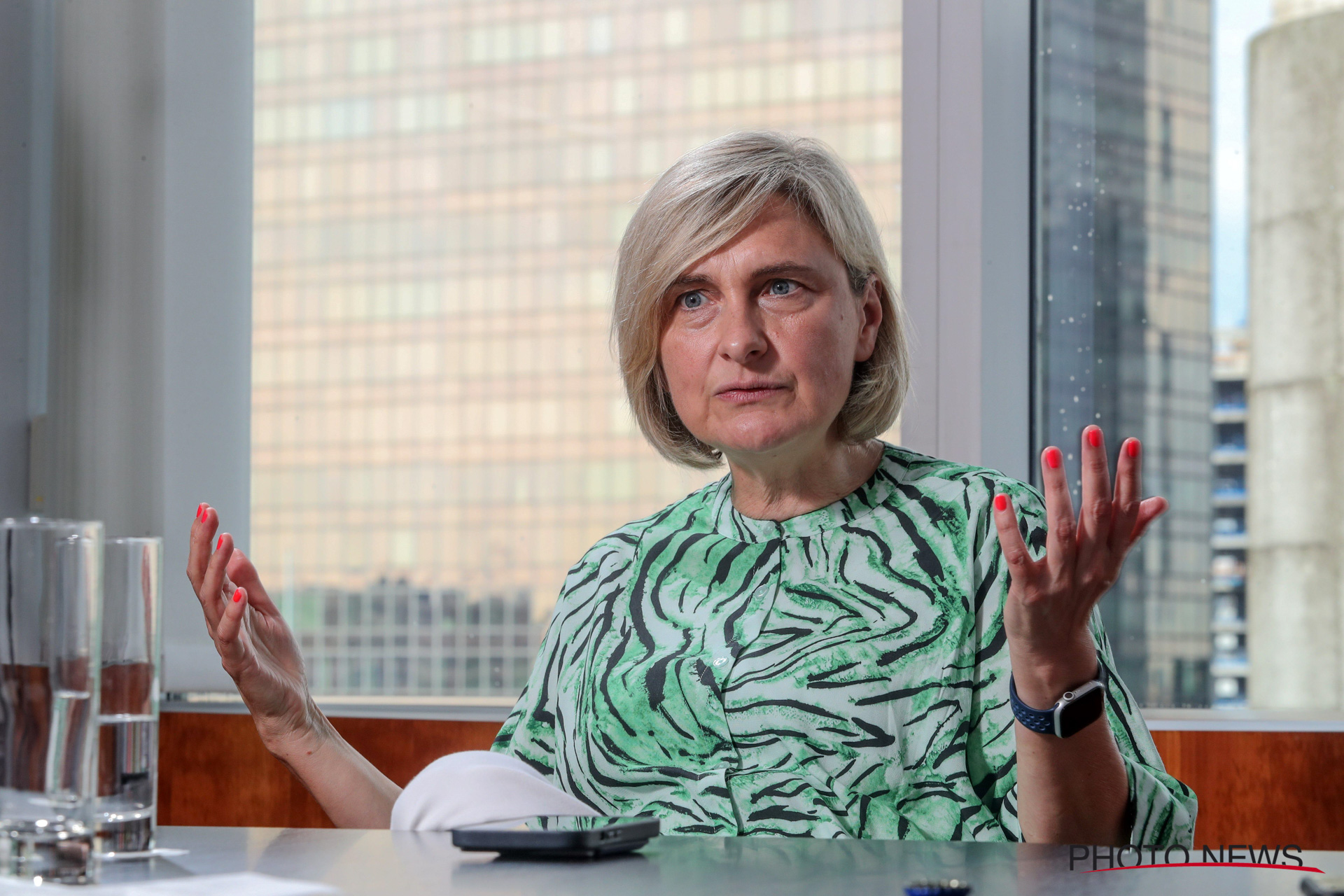 "Hilde Crevits pleegt aanslag op onze samenleving"