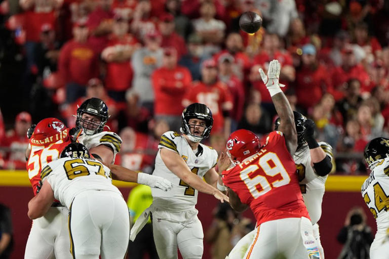 Patrick Mahomes throws for 331 yards, Derek Carr hurt as Chiefs shut ... Patrick Mahomes throws for 331 yards, Derek Carr hurt as Chiefs shut ...