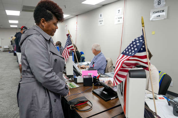 Ohioans head to the polls as early voting begins Ohioans head to the polls as early voting begins