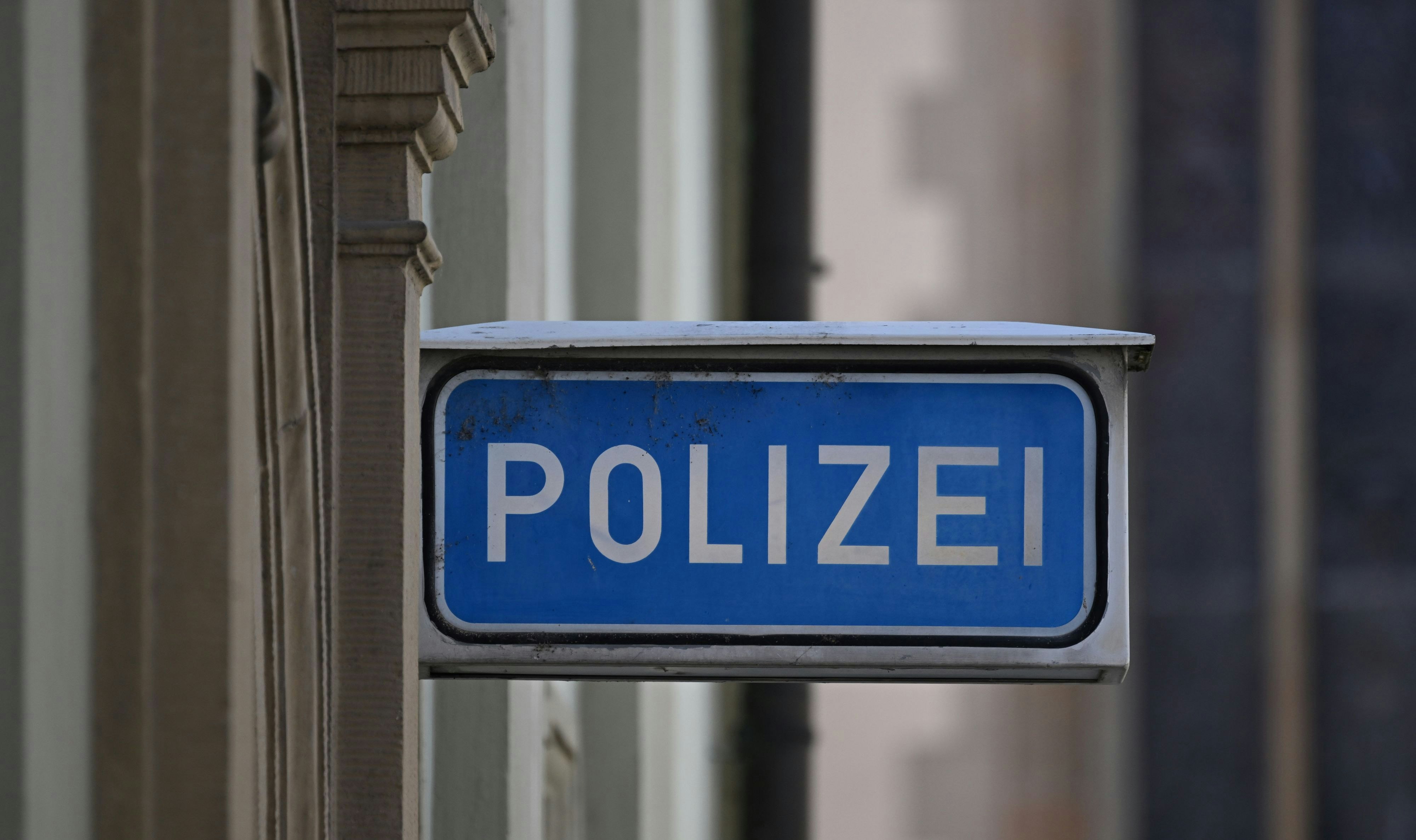 Flughafen Köln/Bonn: Mann mit Haftbefehl gestoppt – er muss knapp 2900 ...