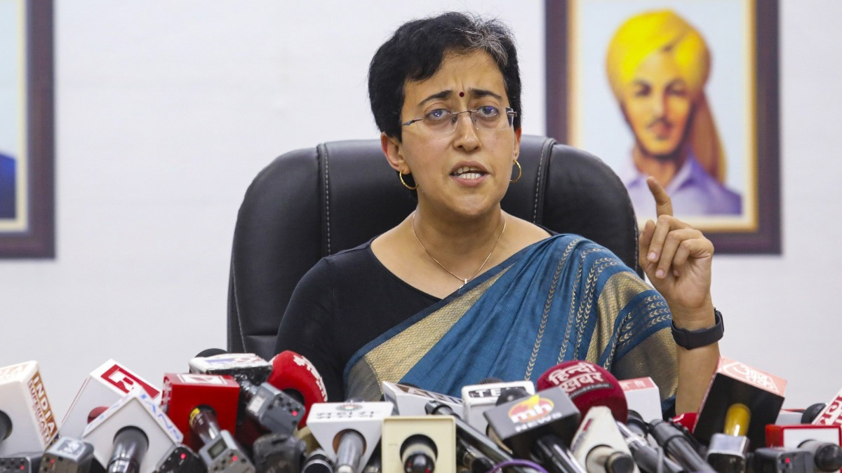 Atishi's luggage thrown out of Chief Minister's home on Lt Governor's ... Atishi's luggage thrown out of Chief Minister's home on Lt Governor's ...
