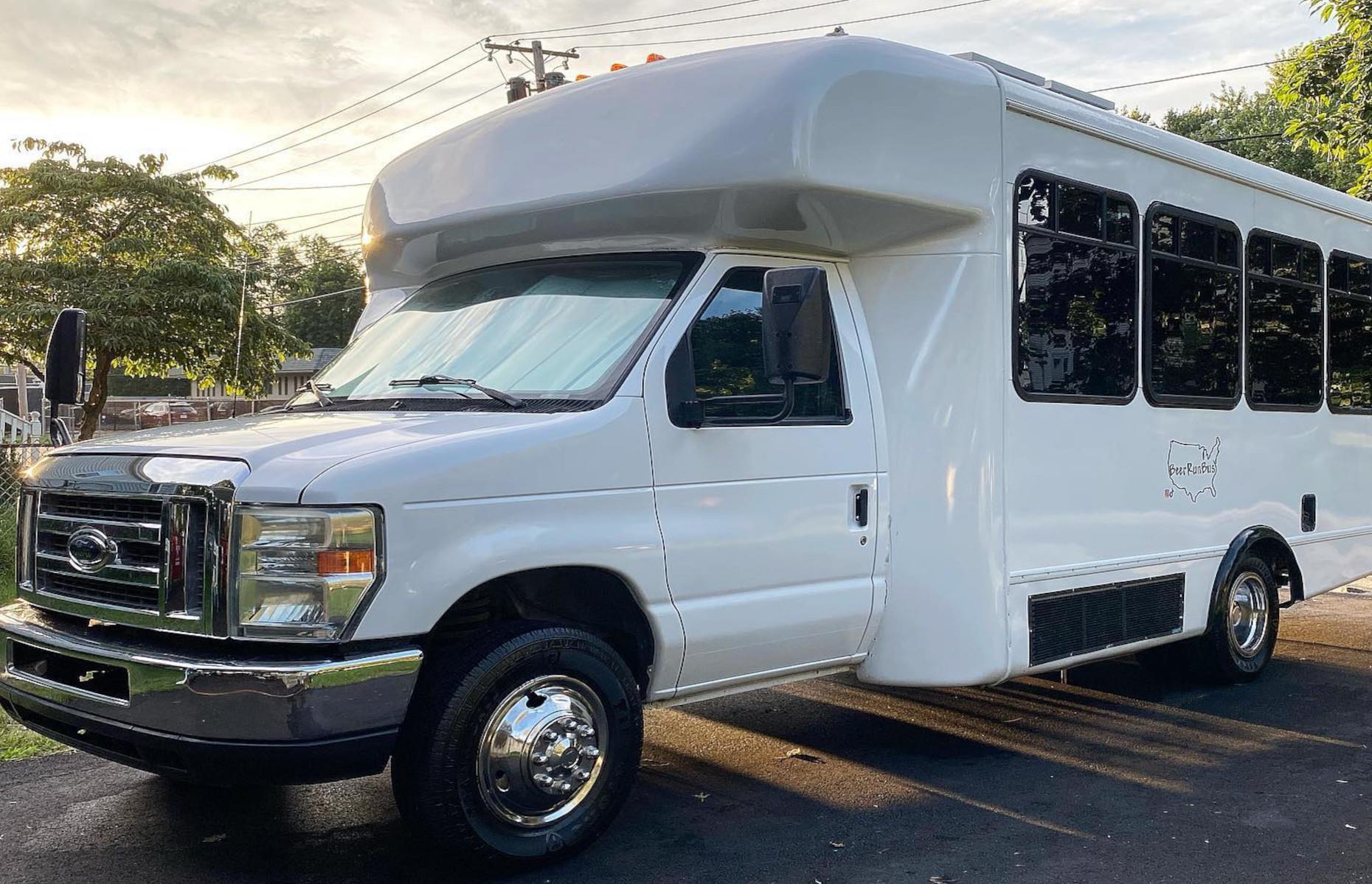 De chatarra a hogar: La pareja que transformó una furgoneta de reparto