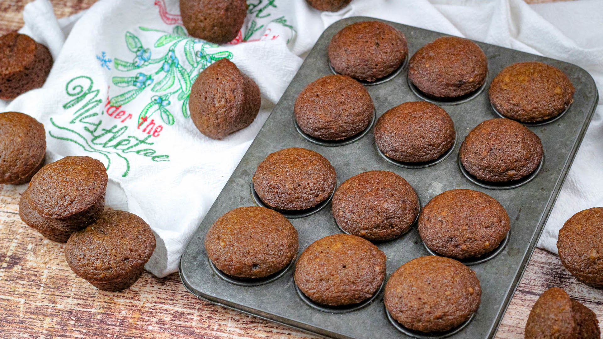 Mini-muffins Are Adorable And This Gingerbread Version Is Super Easy ...