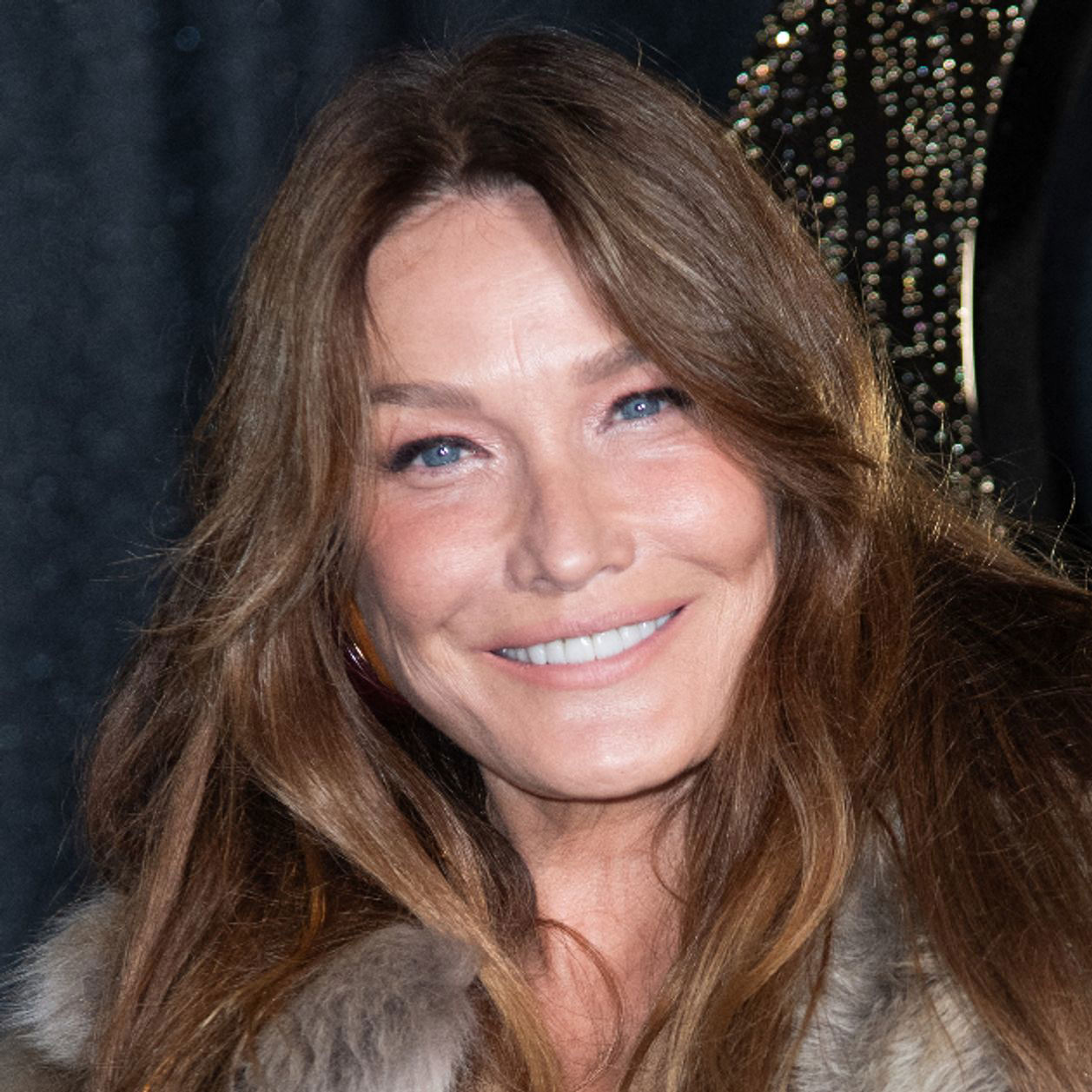 PHOTO. Carla Bruni en transparence dans une mini-robe tendance au ... PHOTO. Carla Bruni en transparence dans une mini-robe tendance au ...