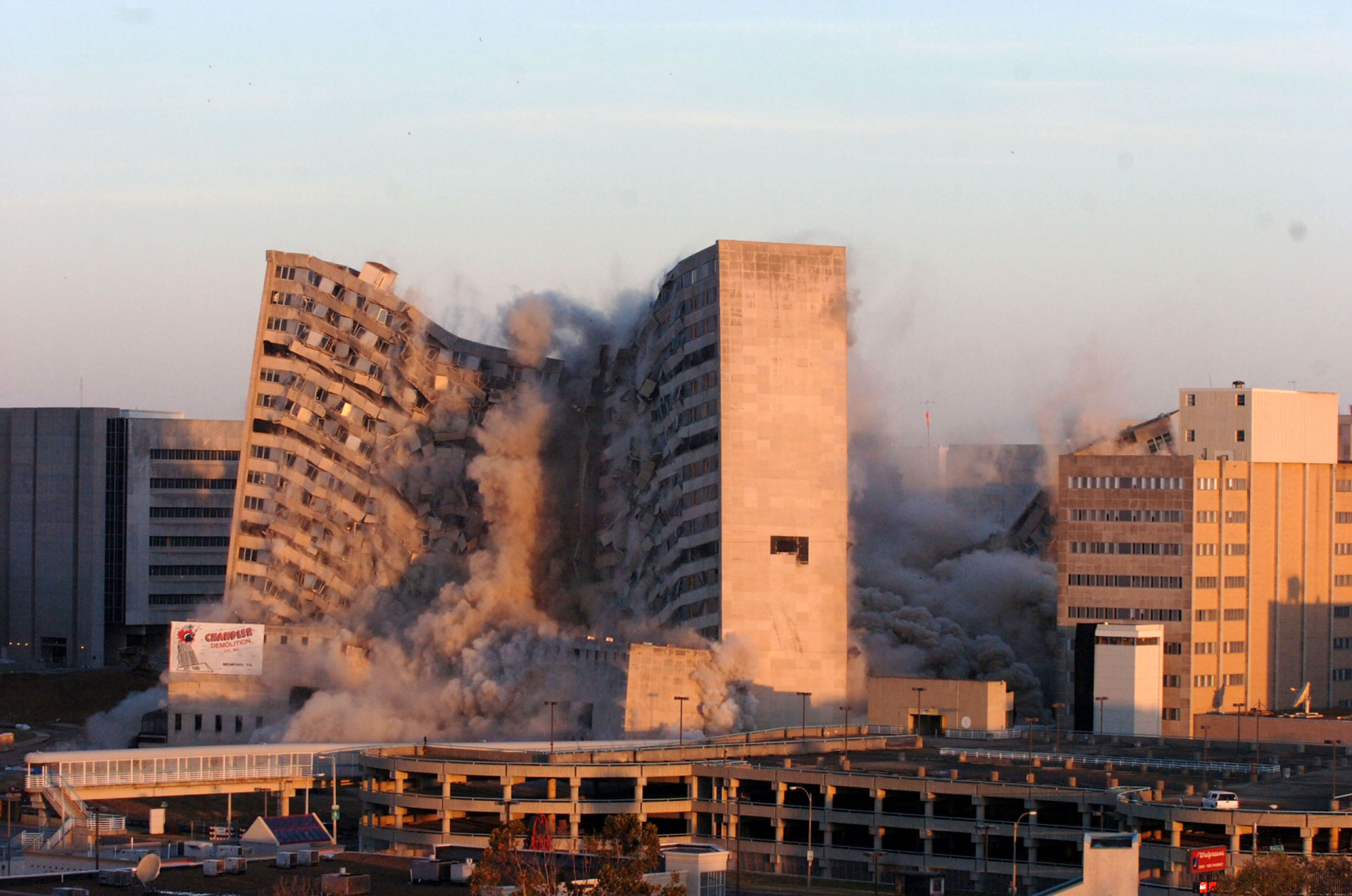 Destruction contrôlée : l’art explosif des démolitions à travers le monde