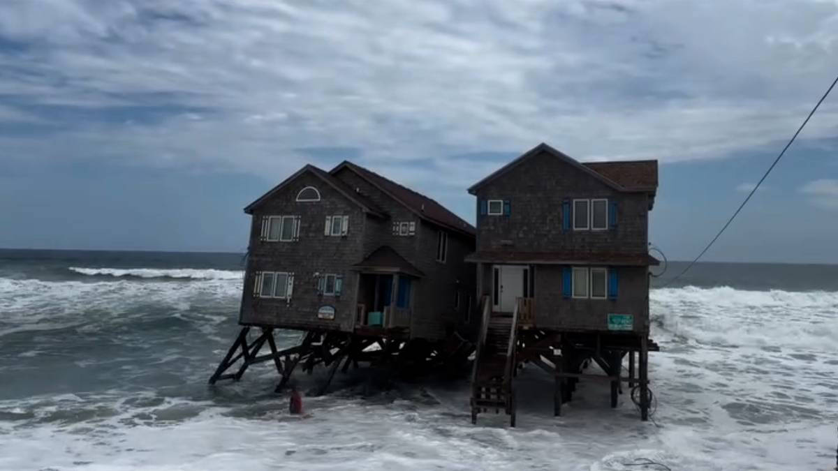 Vídeo capta momento em que casa desaba no mar nos EUA Vídeo capta momento em que casa desaba no mar nos EUA
