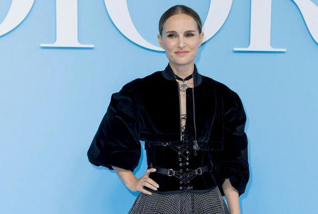 En mini jupe et bottes motardes, Natalie Portman fait sensation dans un ... En mini jupe et bottes motardes, Natalie Portman fait sensation dans un ...