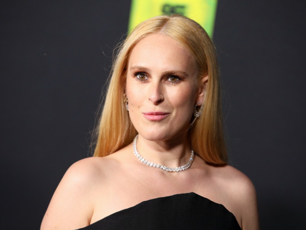 Rumer Willis's Daughter Louetta Wore a Dress & Pearls To Explore a Park ...