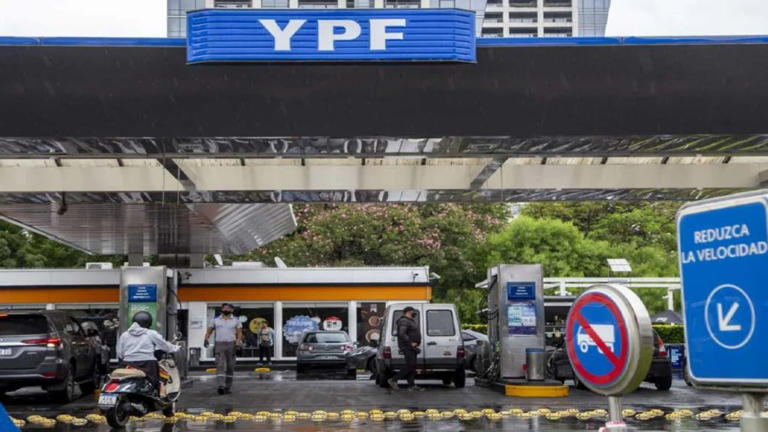 Ya rige la baja en los combustibles de YPF: ¿cómo quedaron los precios de la nafta y el gasoil?