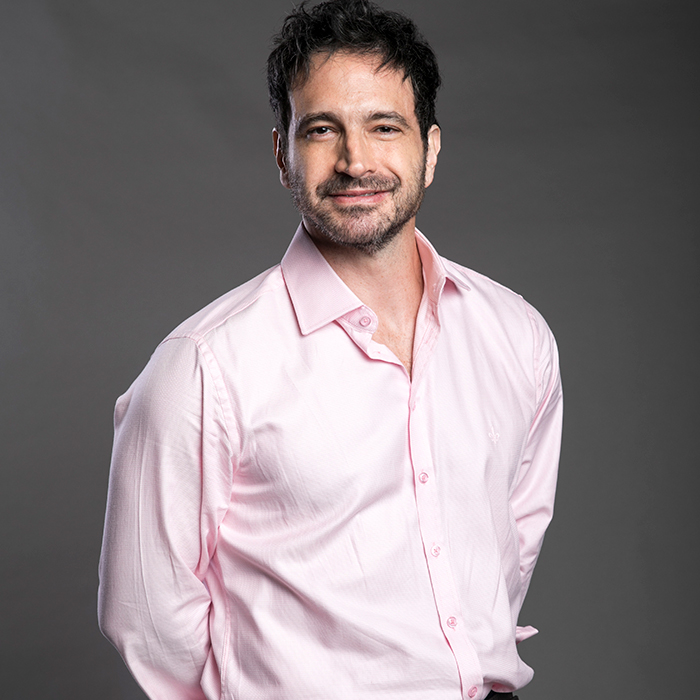 De magrinho a fortão! Veja a evolução do corpo de Caco Ciocler