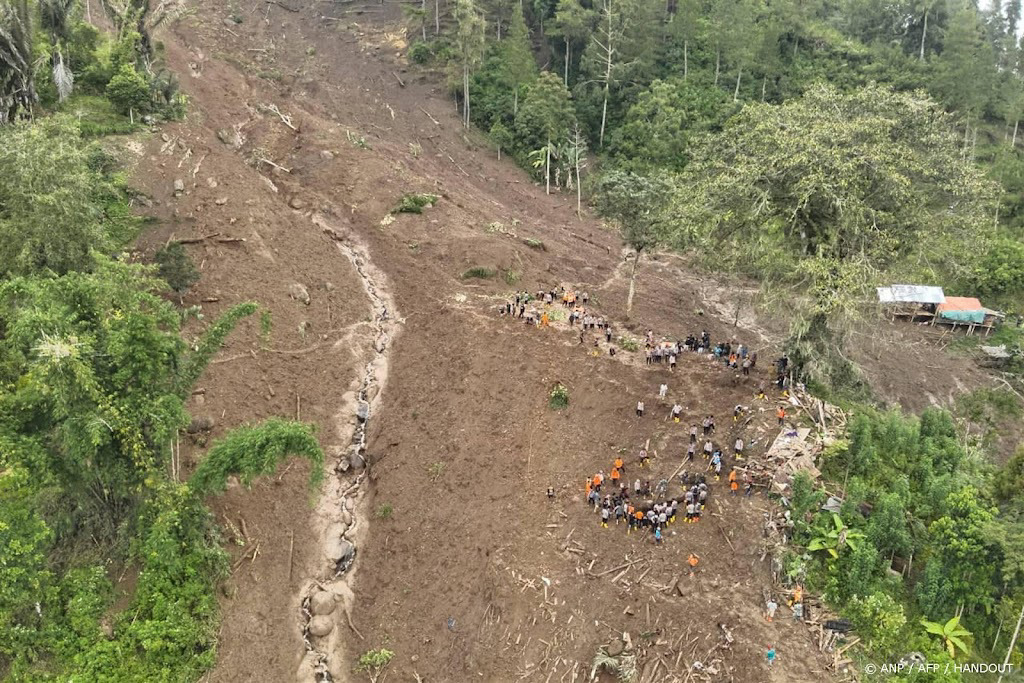Zeker vijftien doden door aardverschuiving na noodweer Indonesië Zeker vijftien doden door aardverschuiving na noodweer Indonesië