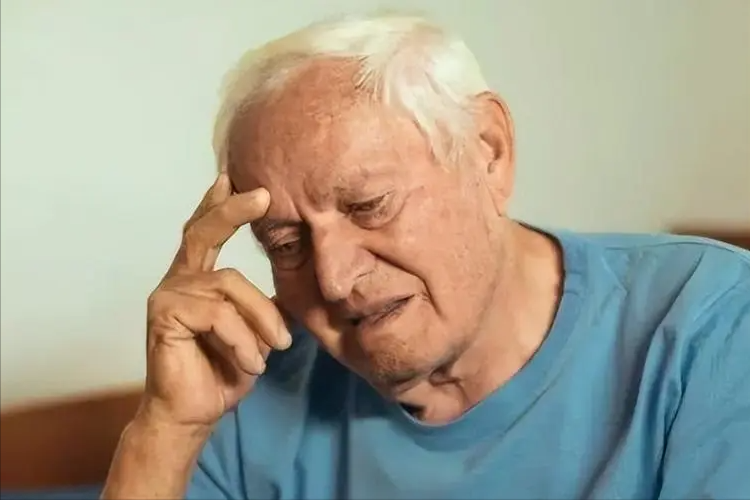 喝酒上脸的人更容易患病？医生提醒：出现这些情况立即停止