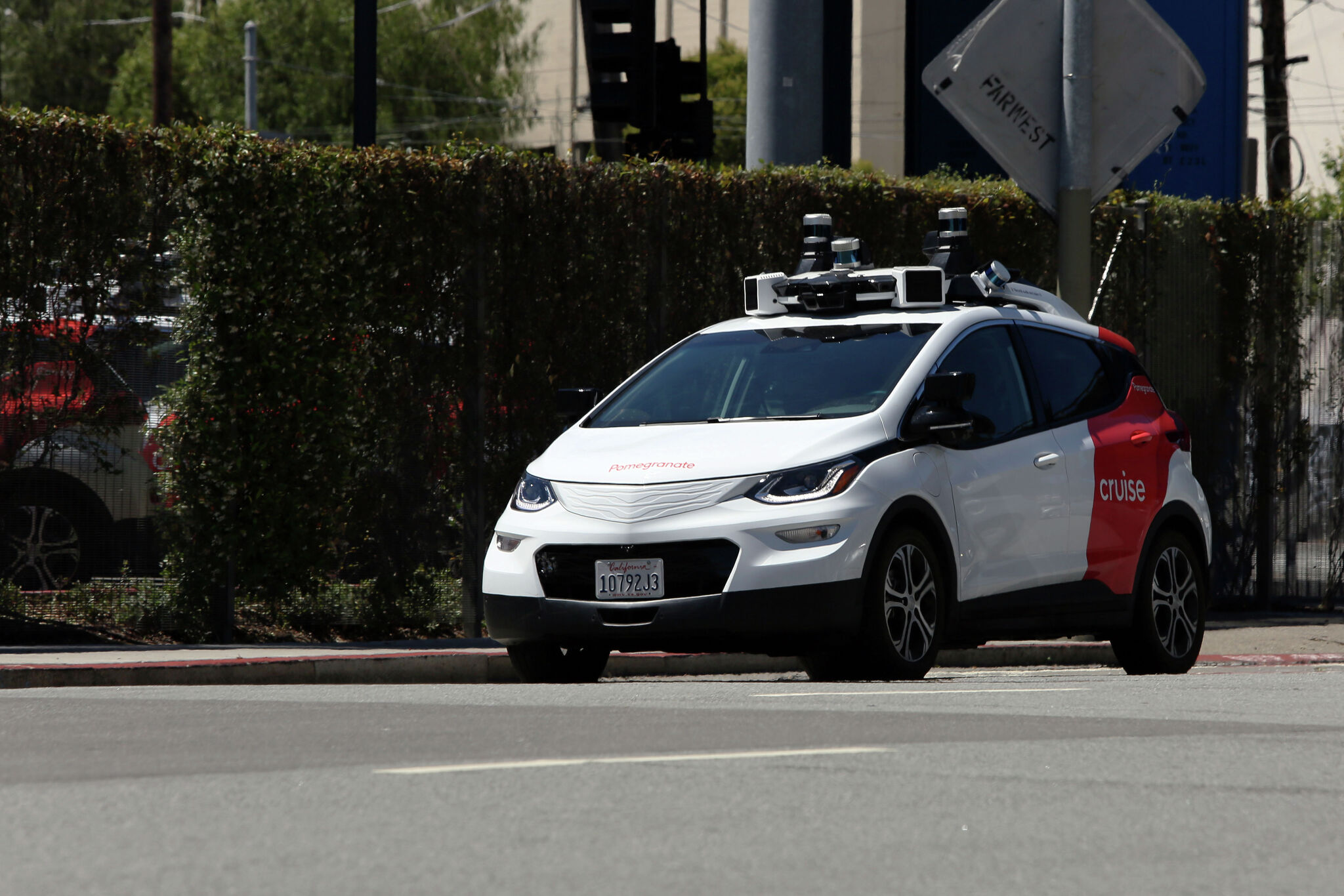 Newsom sides with autonomous vehicle companies, vetoes safety regulations