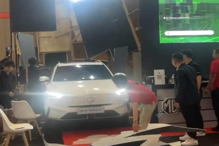 Viral Insiden di GIIAS Bandung, Pengunjung Injak Gas Mobil Rp413 Juta ... Viral Insiden di GIIAS Bandung, Pengunjung Injak Gas Mobil Rp413 Juta ...