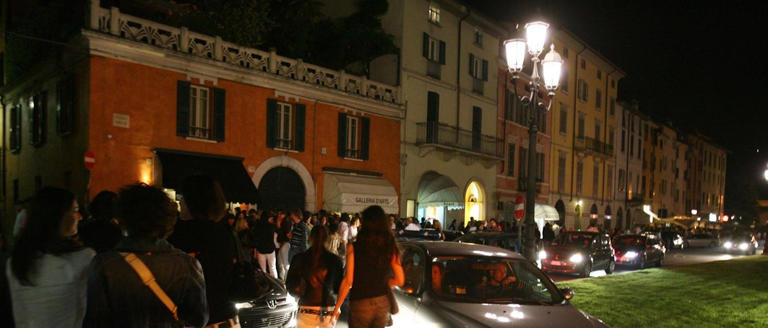 Lanci di bottiglie e petardi. Rissa in piazzale Arnaldo Lanci di bottiglie e petardi. Rissa in piazzale Arnaldo