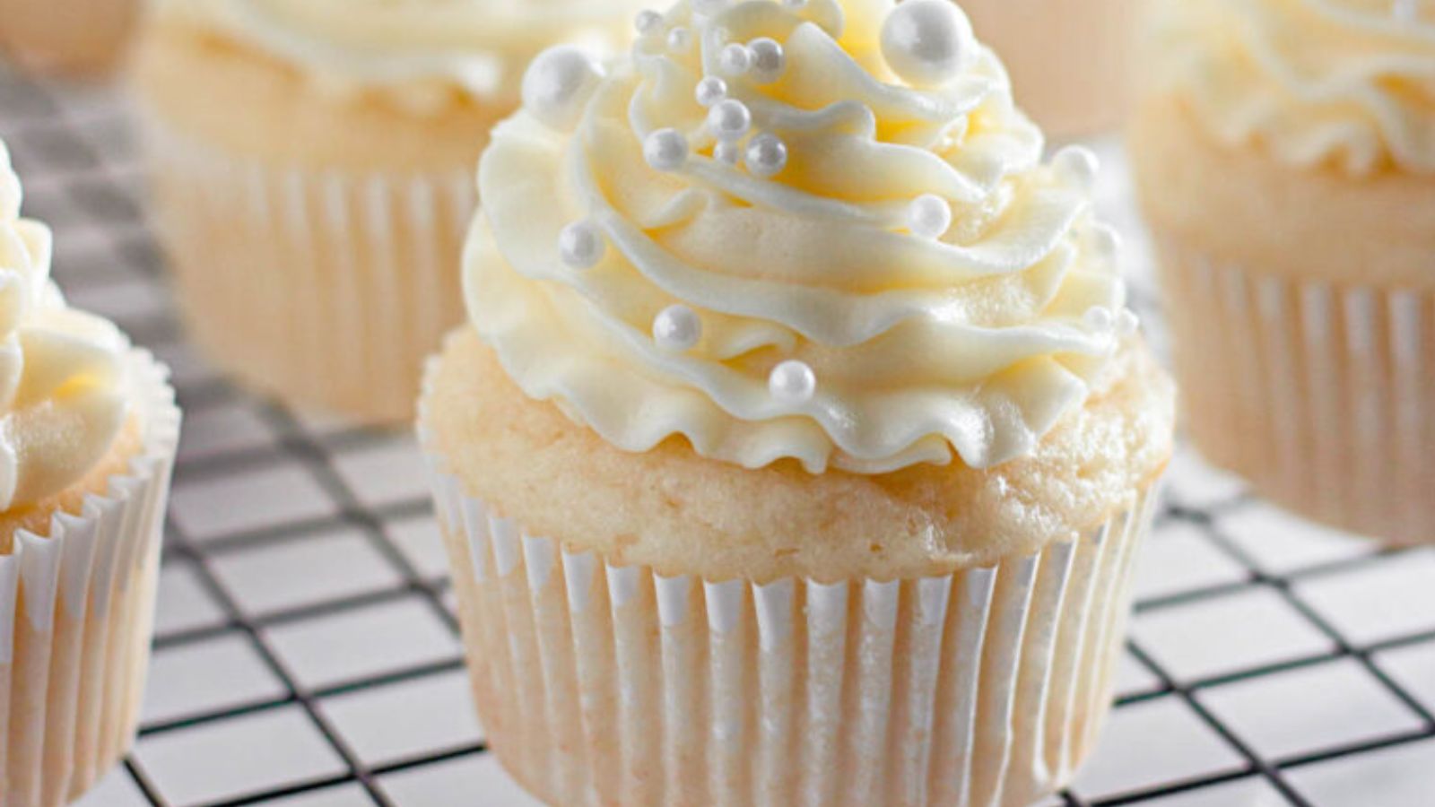 22 creative cupcakes perfect for birthdays, holidays, and sweet cravings