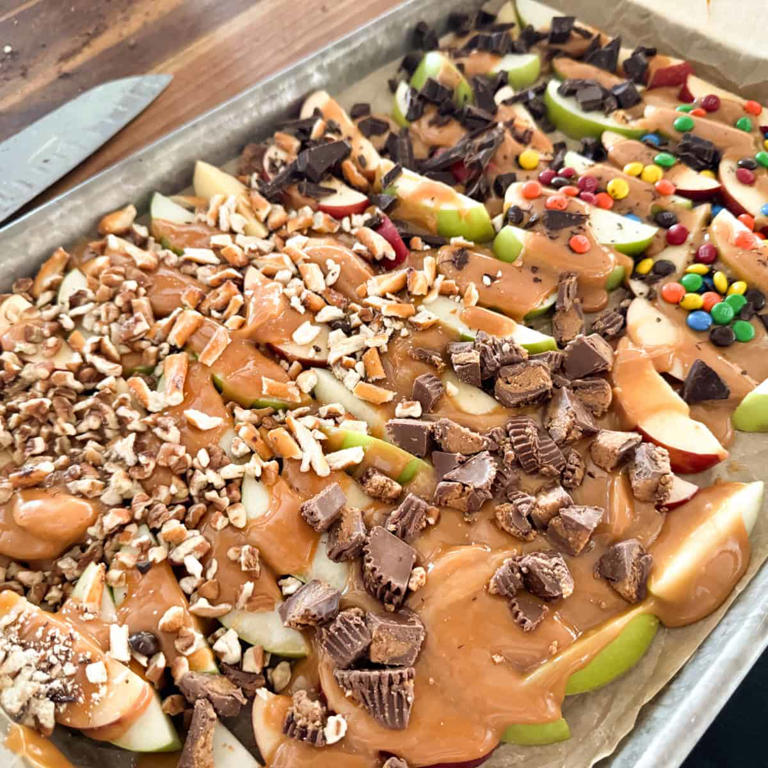 Easy Sheet Pan Caramel Apple Slices
