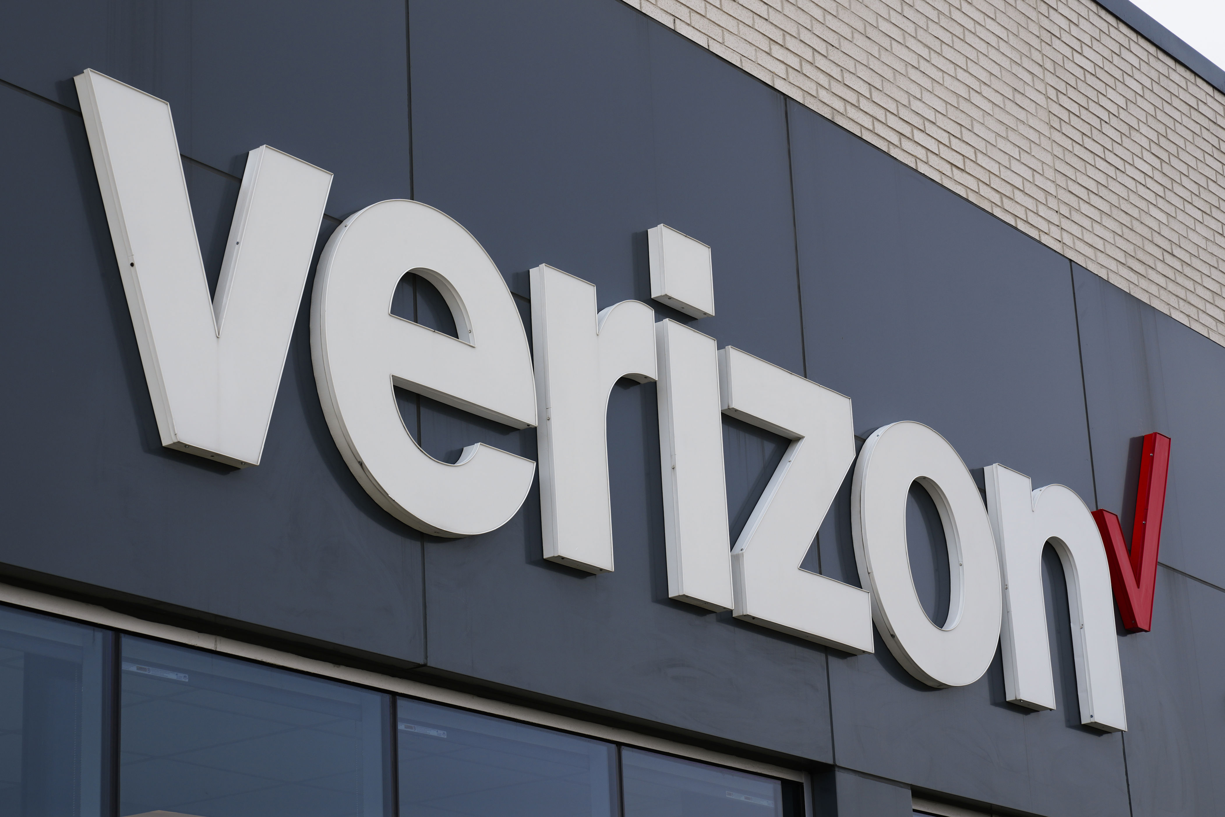FCC approves Verizon's $20 billion merger with Frontier