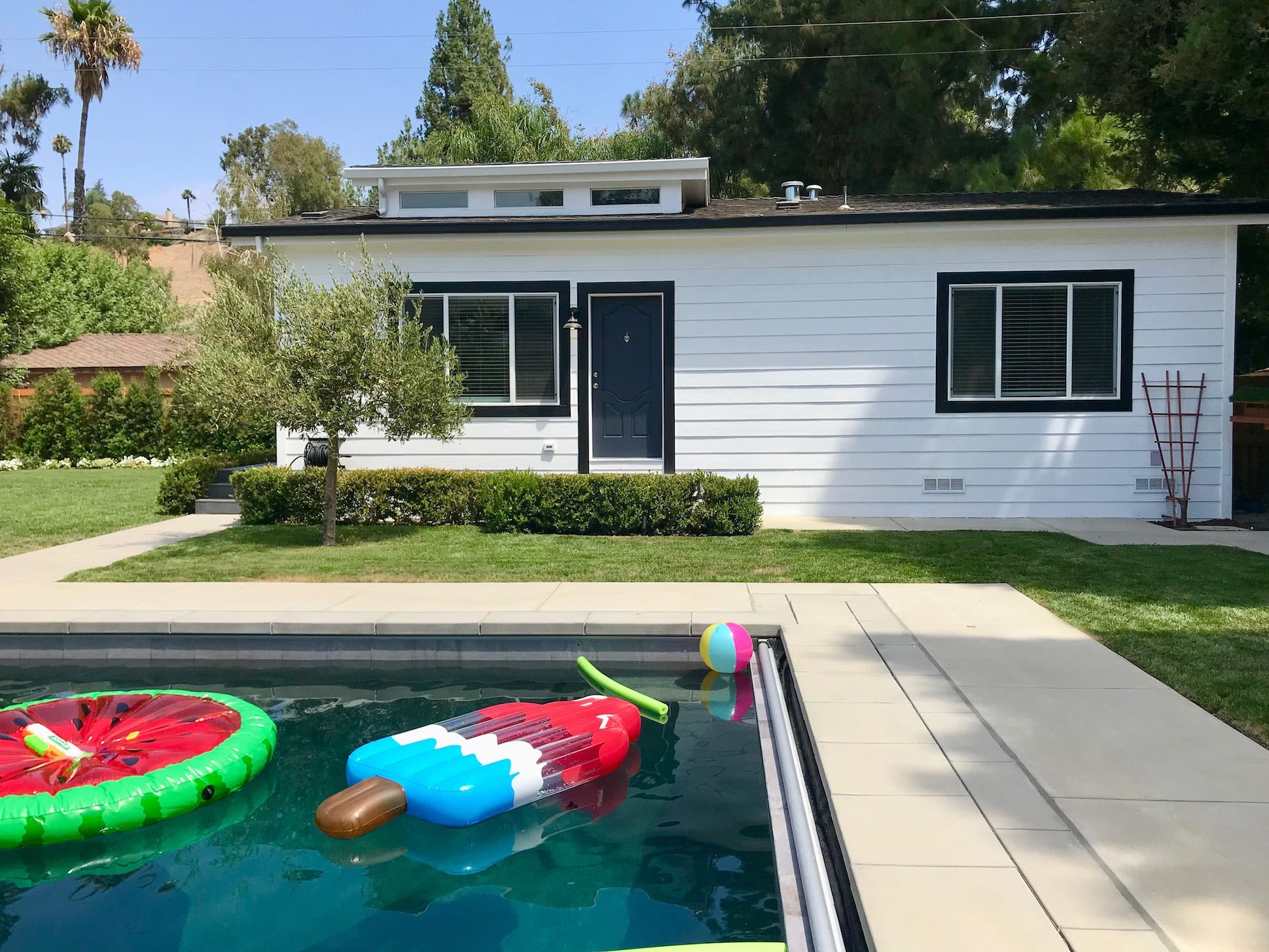 These modern homes are built in a factory, installed in backyards, and ...