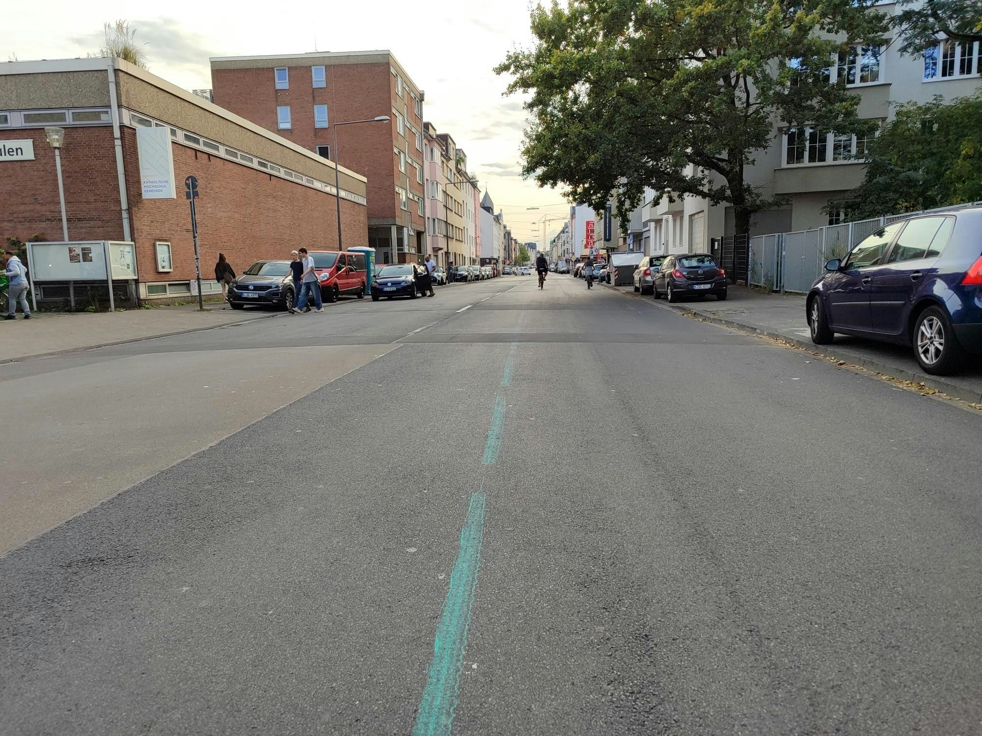 Markierung auf Straßen: Das steckt hinter den grünen Linien in Köln