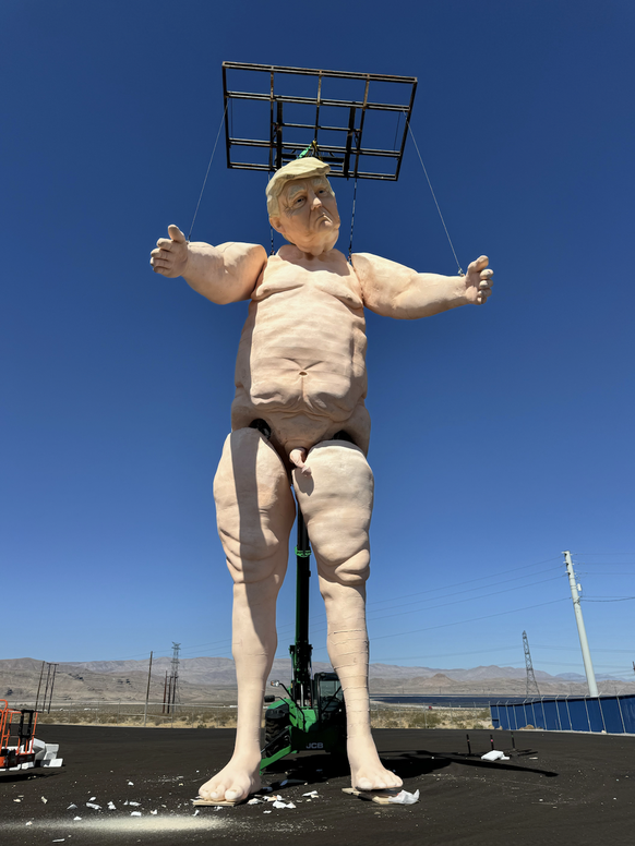 «tordue Et Obscène Cette Statue De Trump Nu A émergé En Plein Désert