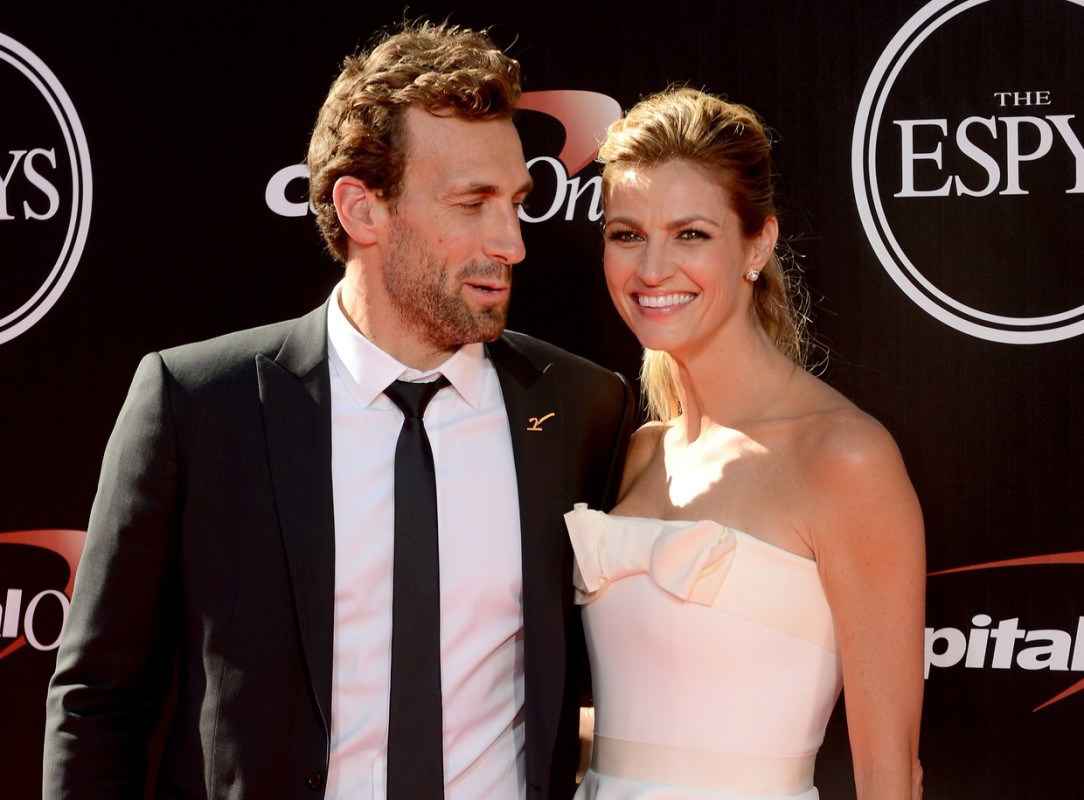 Erin Andrews Posts Three-Word Message for Her Husband During Kings-Ducks Erin Andrews Posts Three-Word Message for Her Husband During Kings-Ducks