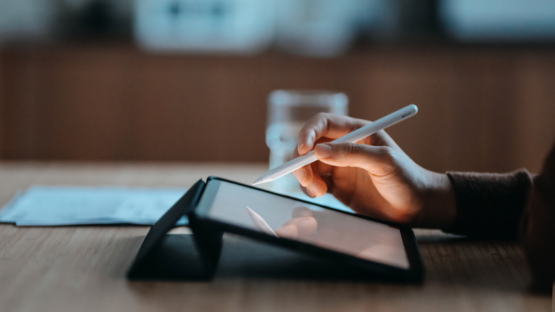 How Long Does An iPad Last? (And Tips To Extend Its Lifespan) – Harper29