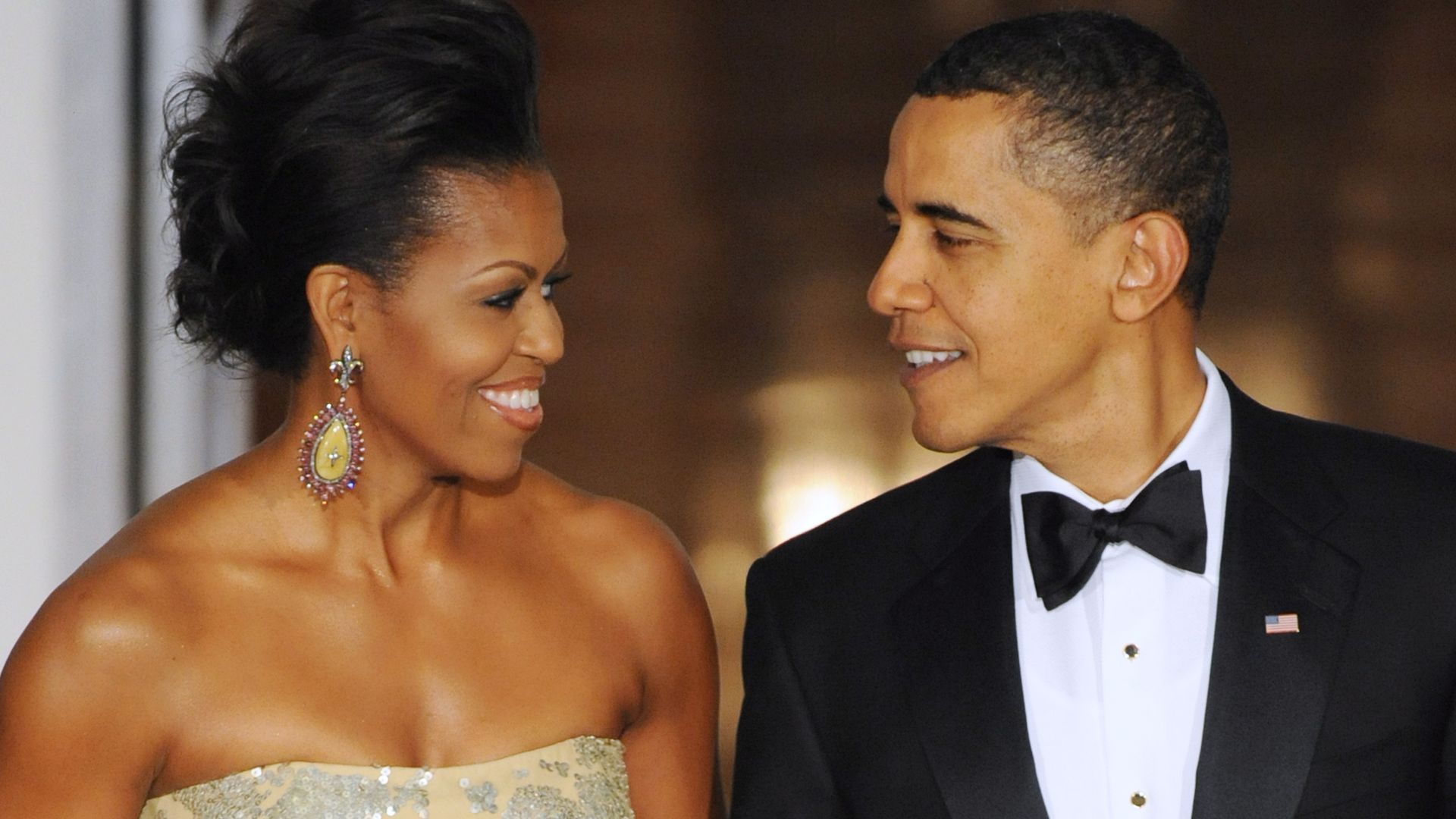 Michelle Obama talks 'weight of the world' on husband Barack in tribute ...