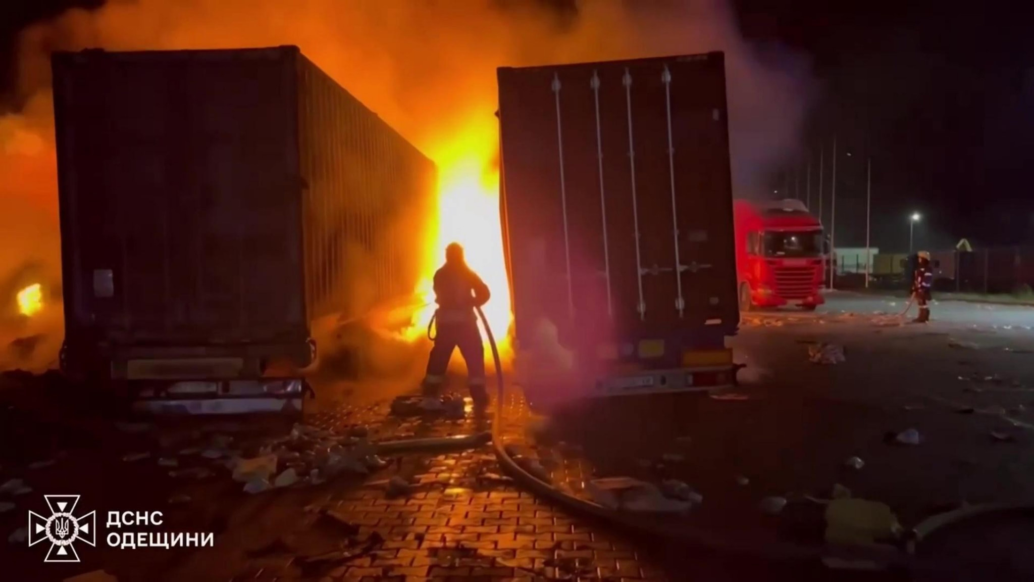 Le fiamme ovunque: 2 feriti in un attacco di droni russi a Odessa Le fiamme ovunque: 2 feriti in un attacco di droni russi a Odessa