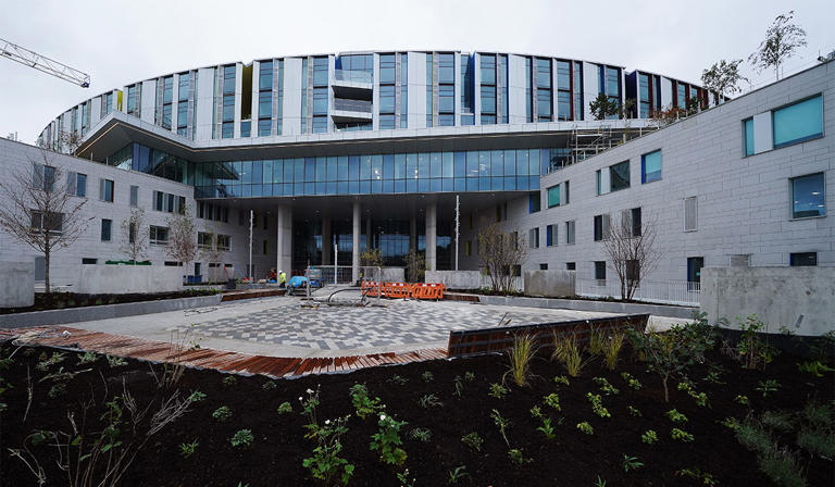 Minister and builder in tit-for-tat row over children’s hospital delay