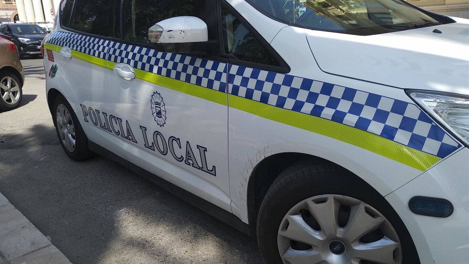 Policías locales de Málaga entregan una cartera con 1.332 € y ...