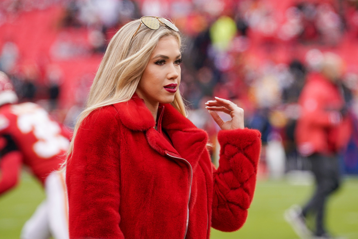 Chiefs Heiress Gracie Hunt Turns Heads in Curve-Hugging Outfit at ...