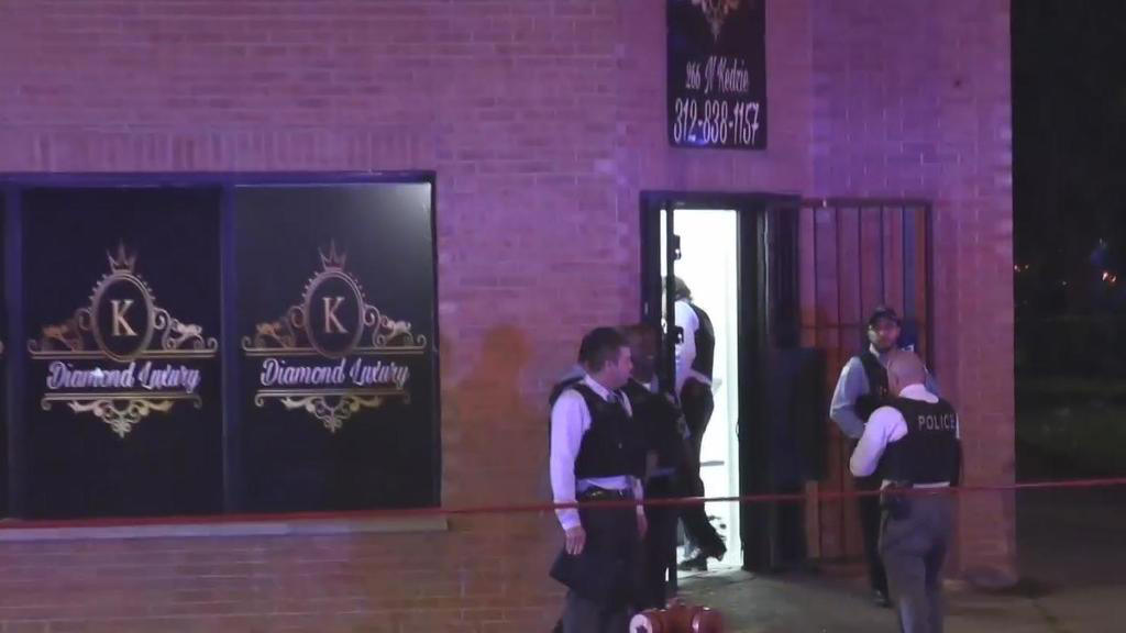 1 woman killed, 2 others hurt in Chicago West Side shooting 1 woman killed, 2 others hurt in Chicago West Side shooting