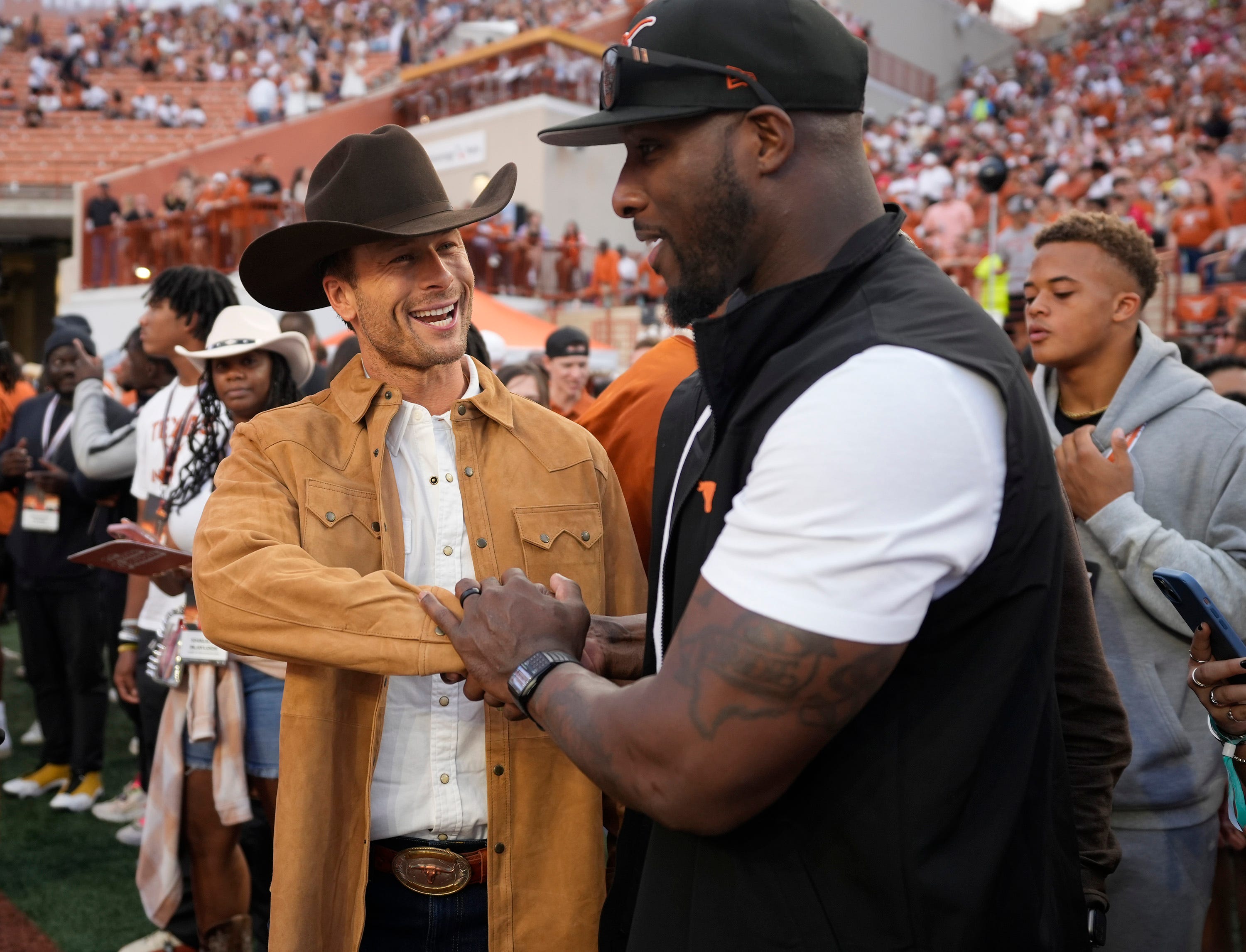 Golden Globes: Glen Powell receives shoutout from Texas football's ...