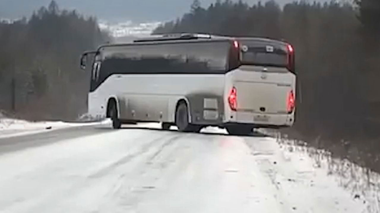 Eisglatte Straße: Bus rutscht Abhang hinunter – Fahrer behält die Nerven Eisglatte Straße: Bus rutscht Abhang hinunter – Fahrer behält die Nerven
