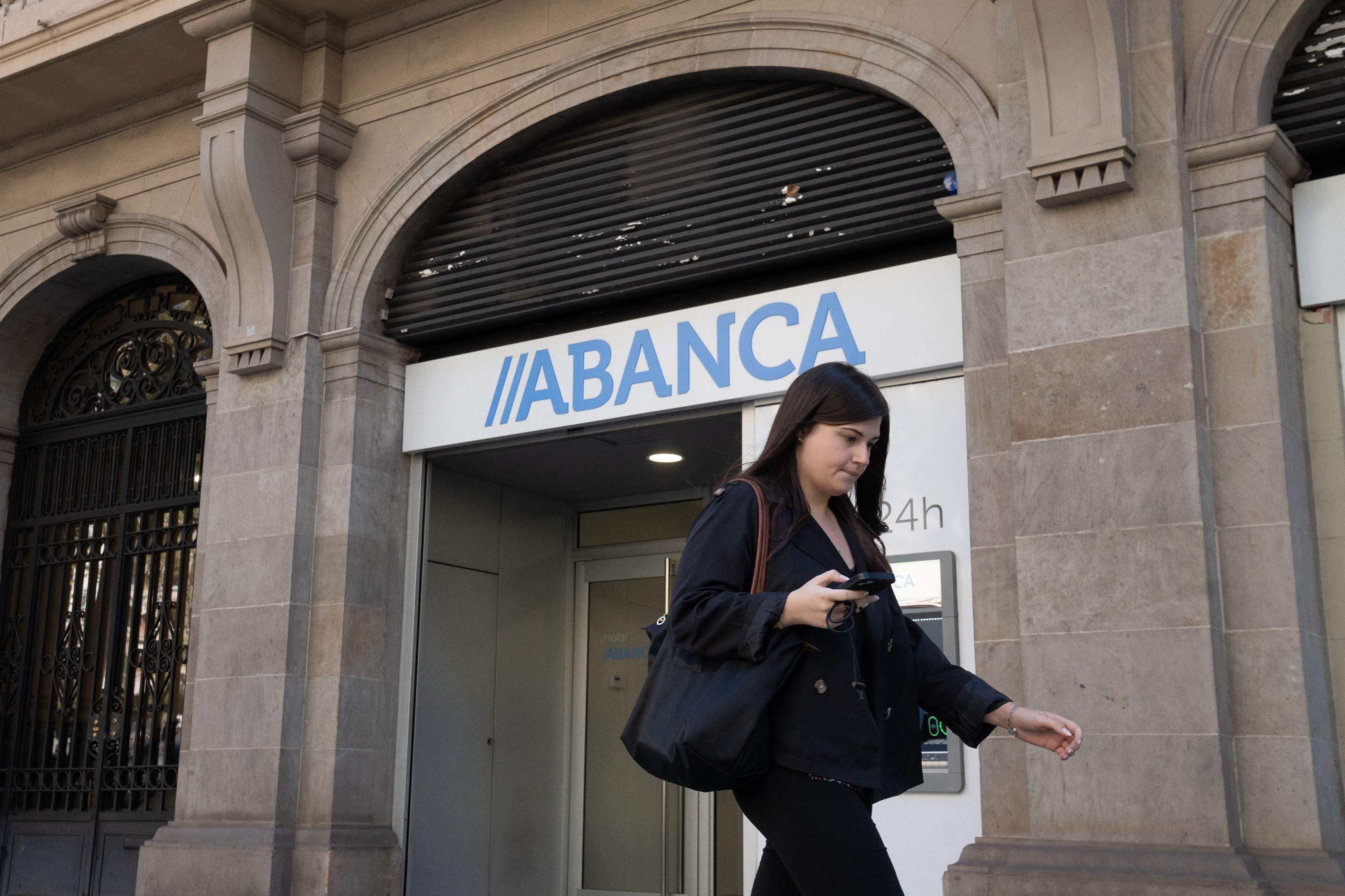 Abanca capta más de 100.000 clientes con su banco digital B100