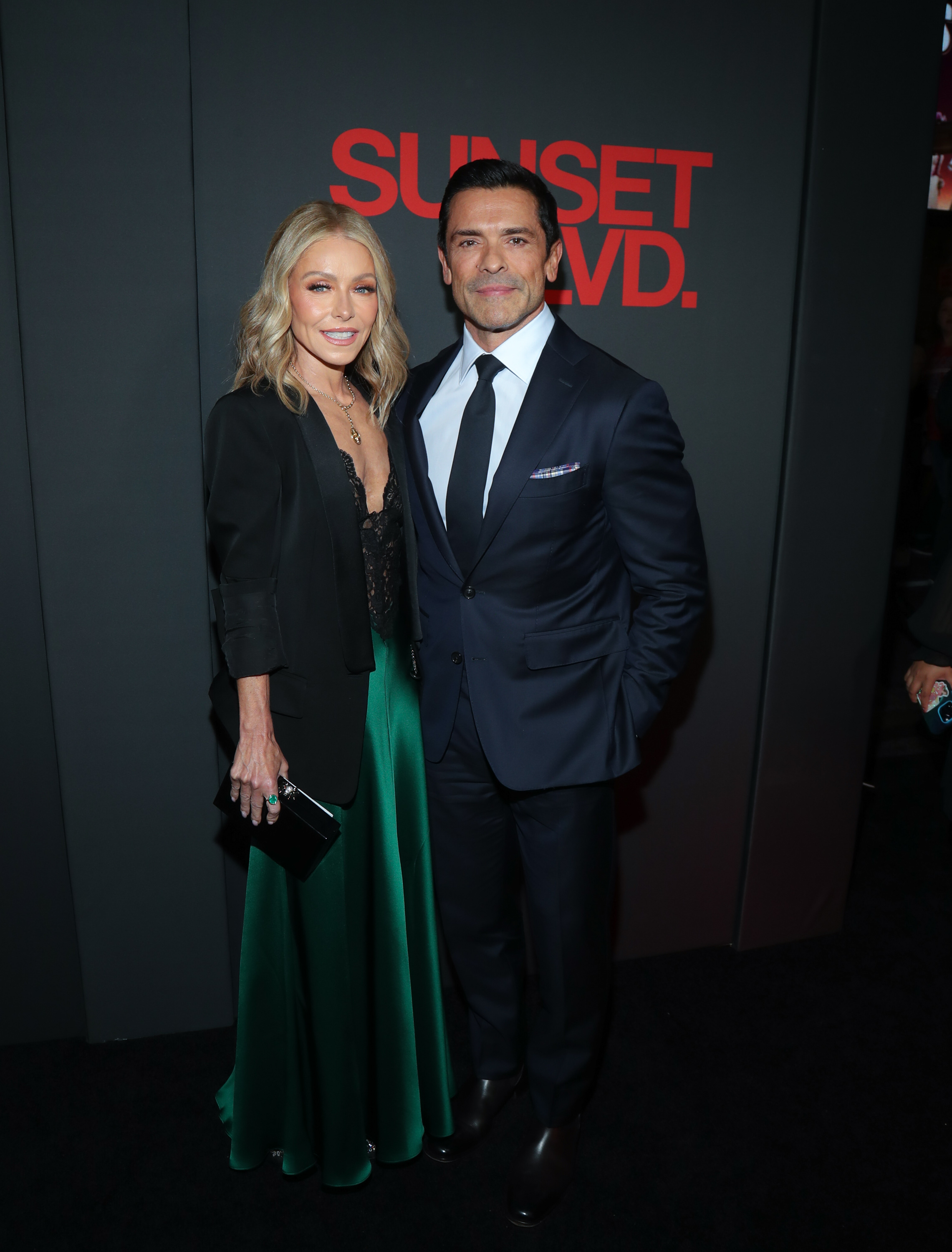 Kelly Ripa and Mark Consuelos Tearfully Say Goodbye to 'Live' Studio ...