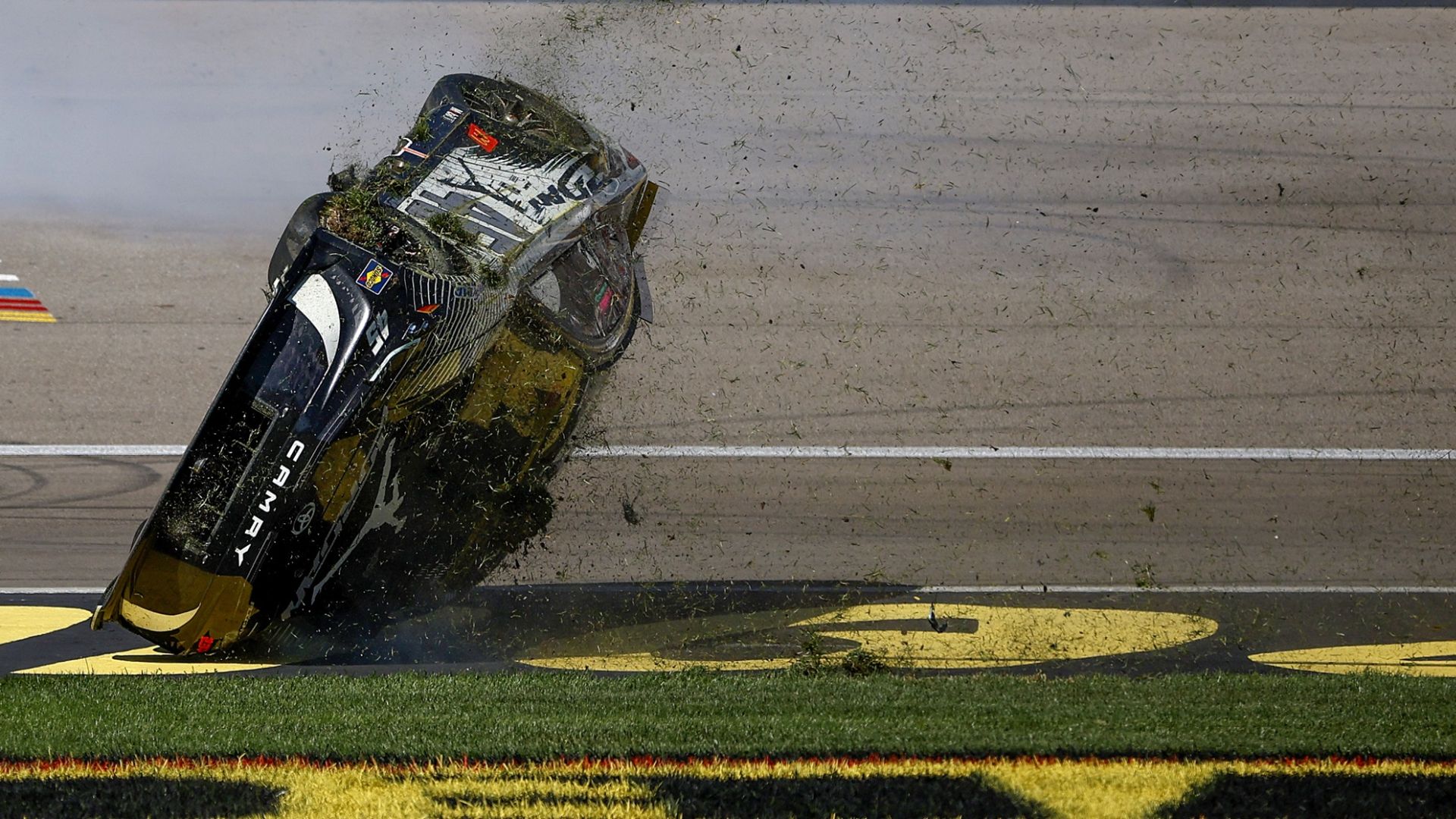 Verschrikkelijk ongeluk op het circuit, auto kantelt! De afbeeldingen