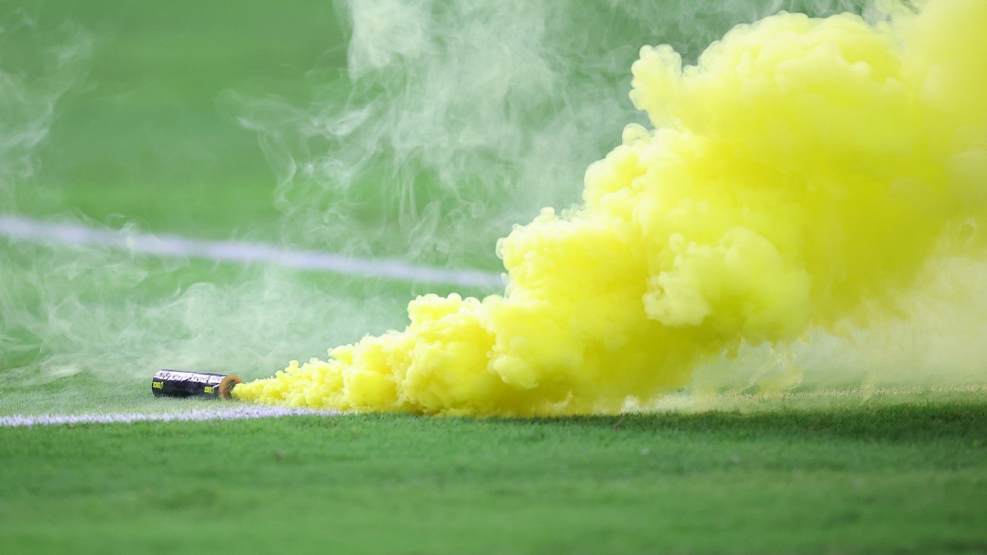 Verschrikkelijk ongeluk op het circuit, auto kantelt! De afbeeldingen