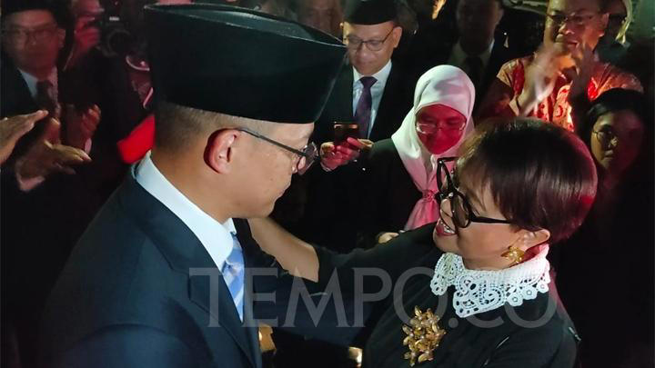 Retno Marsudi Beri Kejutan Ulang Tahun untuk Menlu Sugiono Retno Marsudi Beri Kejutan Ulang Tahun untuk Menlu Sugiono