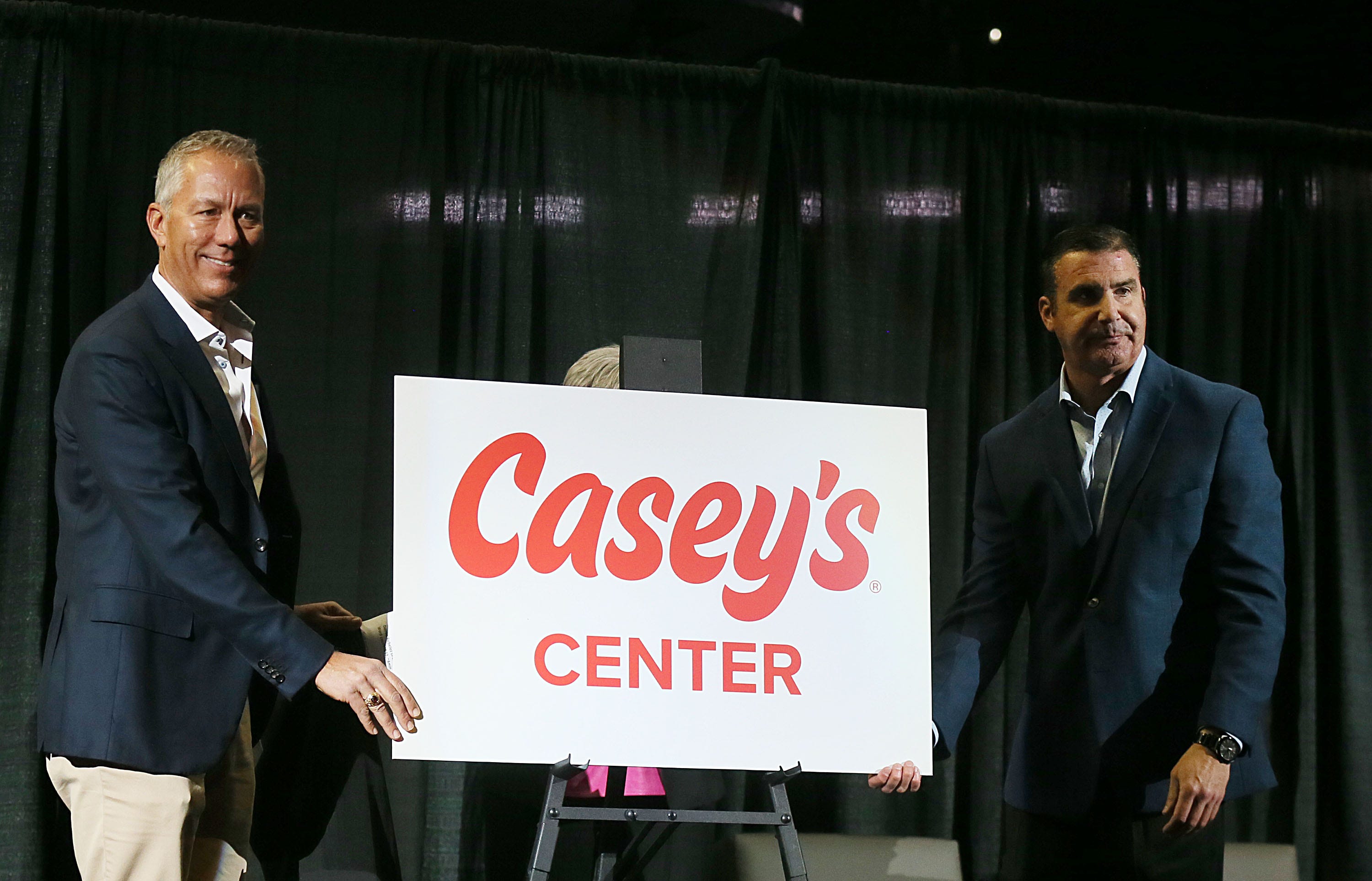 Ankeny-based Casey's sells pizza. Now it's testing wings in the Des ...