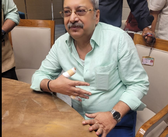 TMC's Kalyan Banerjee smashes glass bottle during argument with BJP MP ... TMC's Kalyan Banerjee smashes glass bottle during argument with BJP MP ...