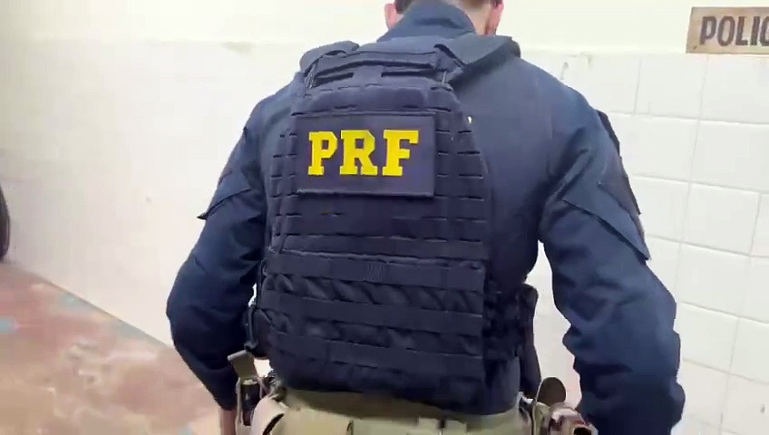 PRF apreende mais de 100kg de maconha, uma pistola calibre 38 e 10 munições PRF apreende mais de 100kg de maconha, uma pistola calibre 38 e 10 munições