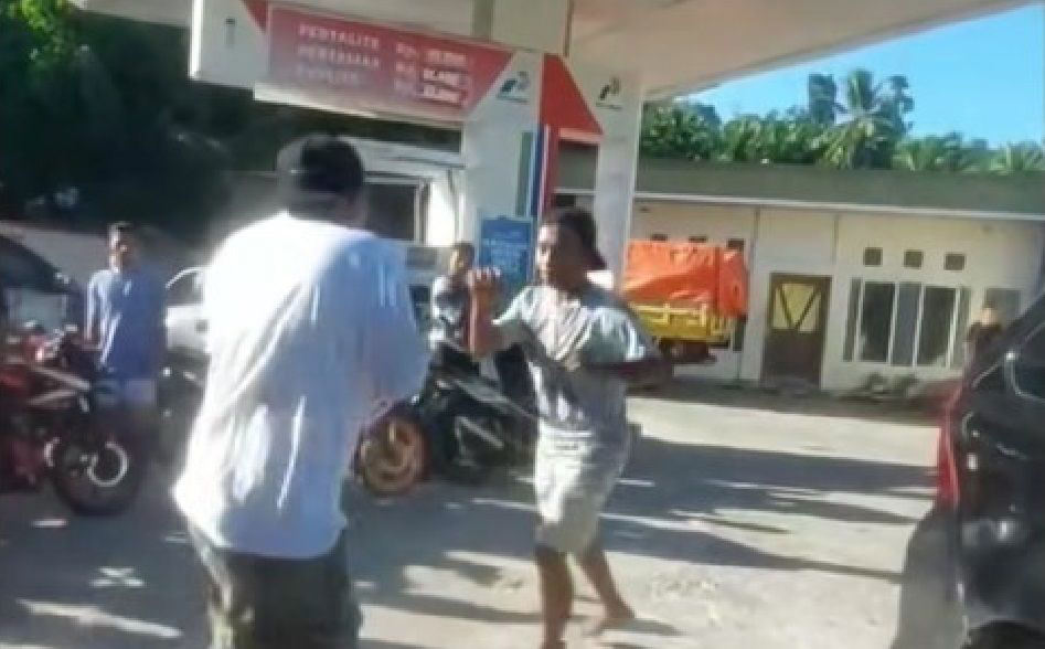 Video Viral Duel Maut Supir Mobil Pelat Merah Isi Pertalite Lawan Warga ... Video Viral Duel Maut Supir Mobil Pelat Merah Isi Pertalite Lawan Warga ...