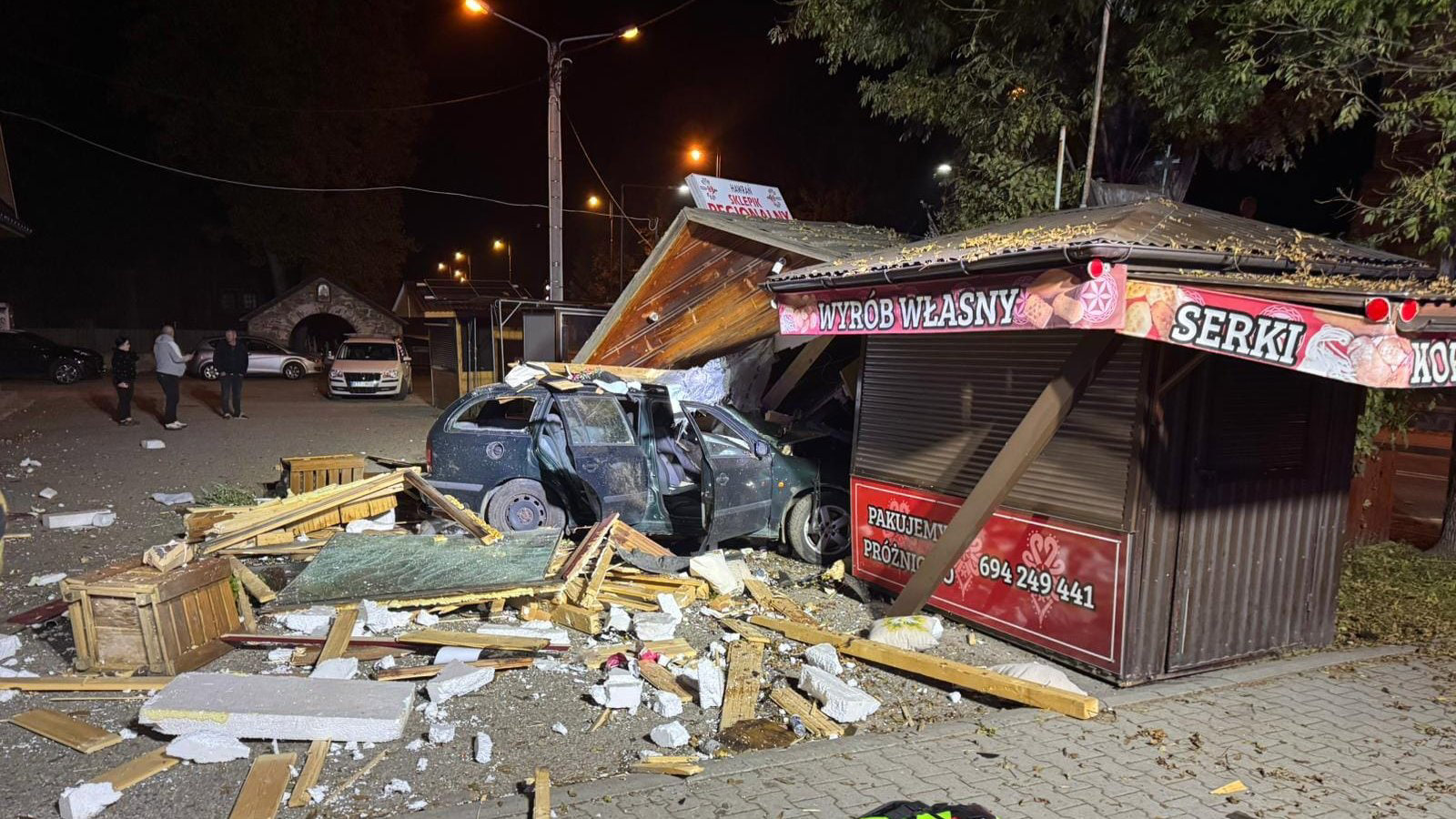Pijani 18-latkowie staranowali autem przydrożne stragany. Uciekli z ... Pijani 18-latkowie staranowali autem przydrożne stragany. Uciekli z ...