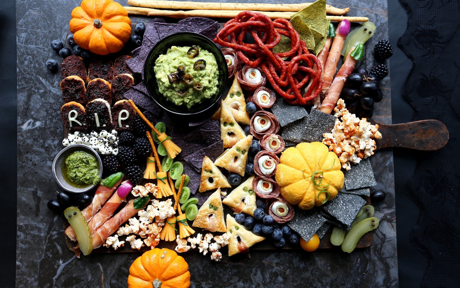 Easy DIY Halloween treats, from cheese-string broomsticks to mini ...
